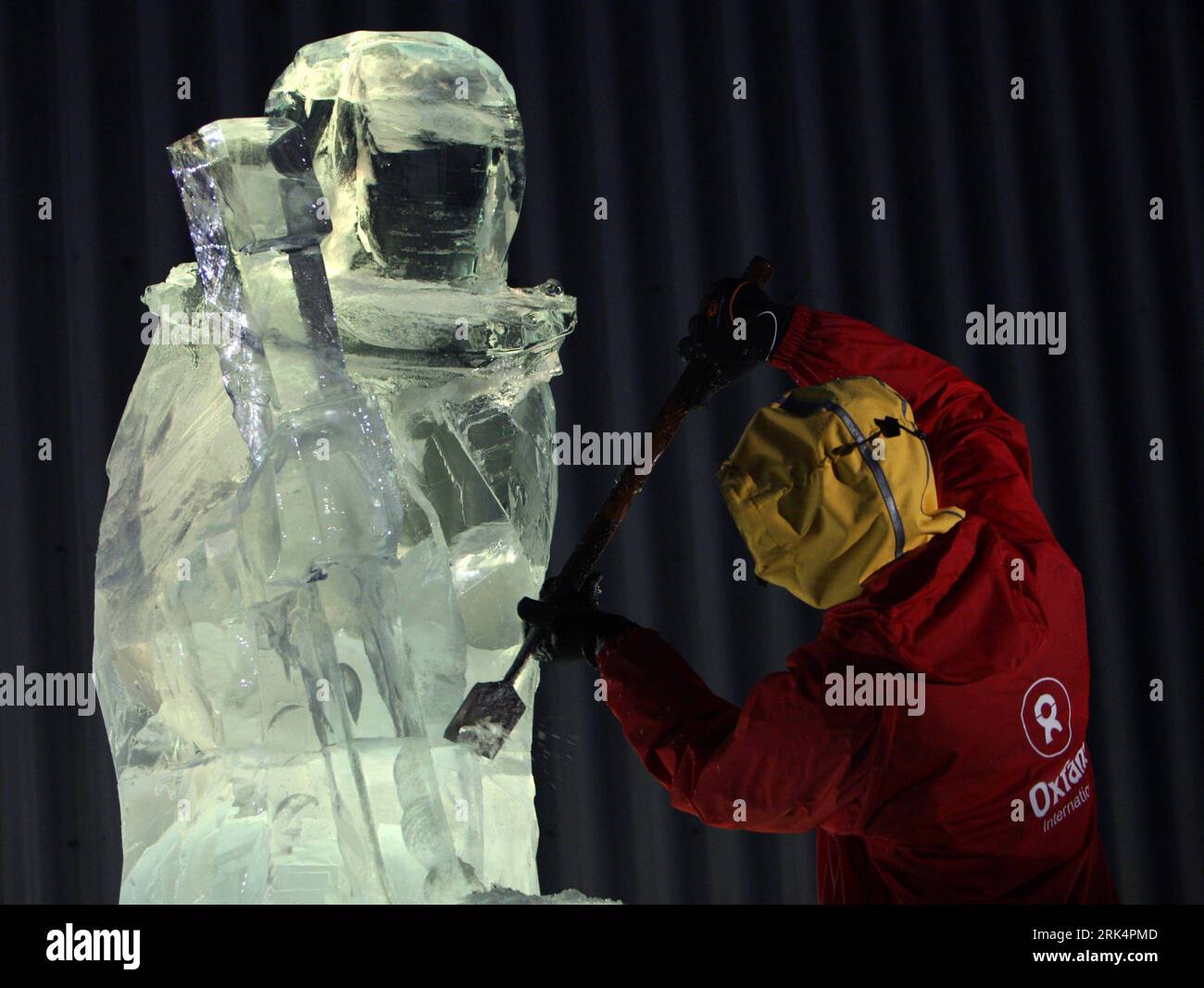 4 metre high statue hi-res stock photography and images - Alamy