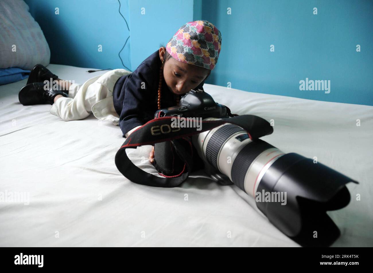 091214 -- KATHMANDU, Dec. 14, 2009 Xinhua -- The 18-year-old world s ...