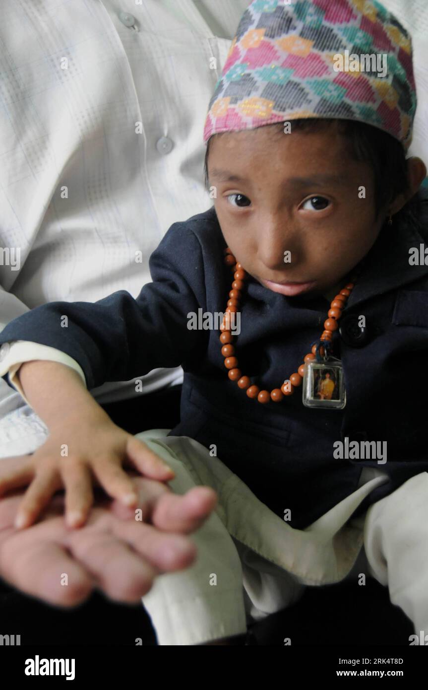 World smallest man hi-res stock photography and images - Alamy