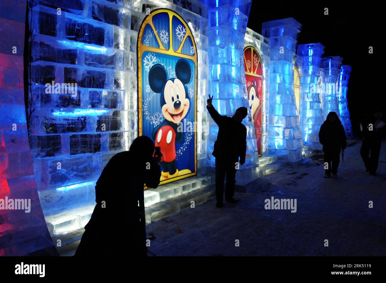 Mickey disney on ice hi-res stock photography and images - Alamy