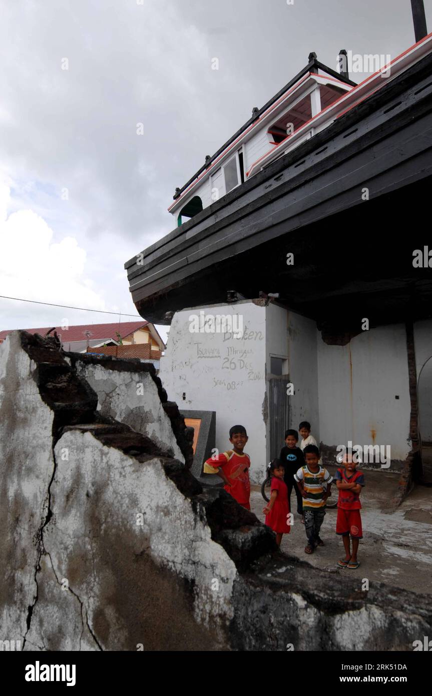 2004 tsunami memorial children hi-res stock photography and images - Alamy
