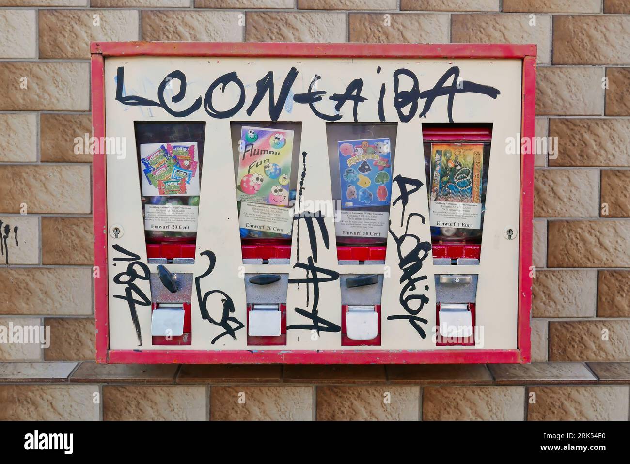 Graffiti vending machine hi-res stock photography and images - Alamy
