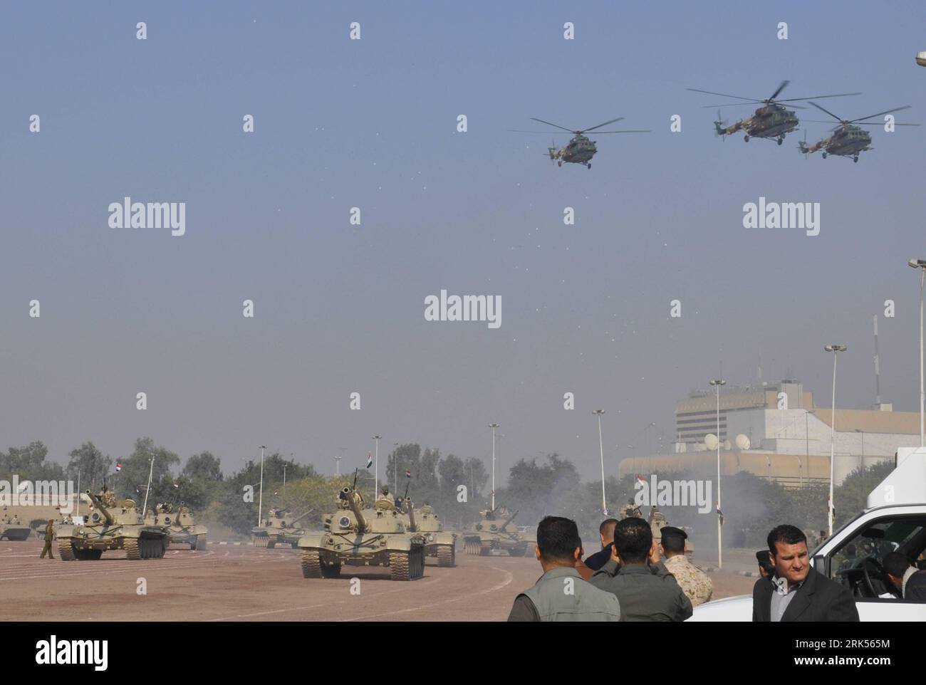 Iraqi soldiers during celebration army hi-res stock photography and ...