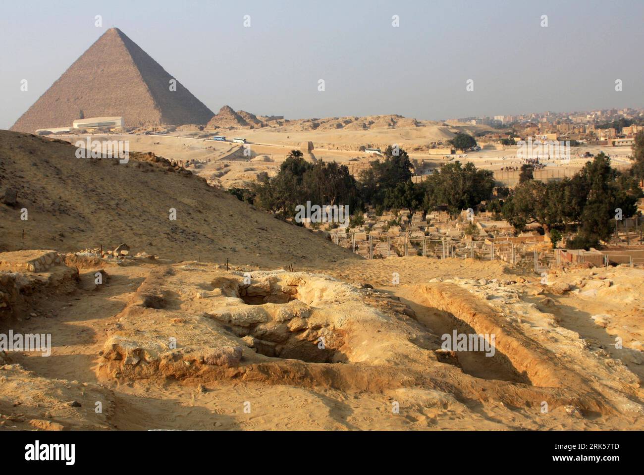 Egyptian slaves pyramids hi-res stock photography and images - Alamy