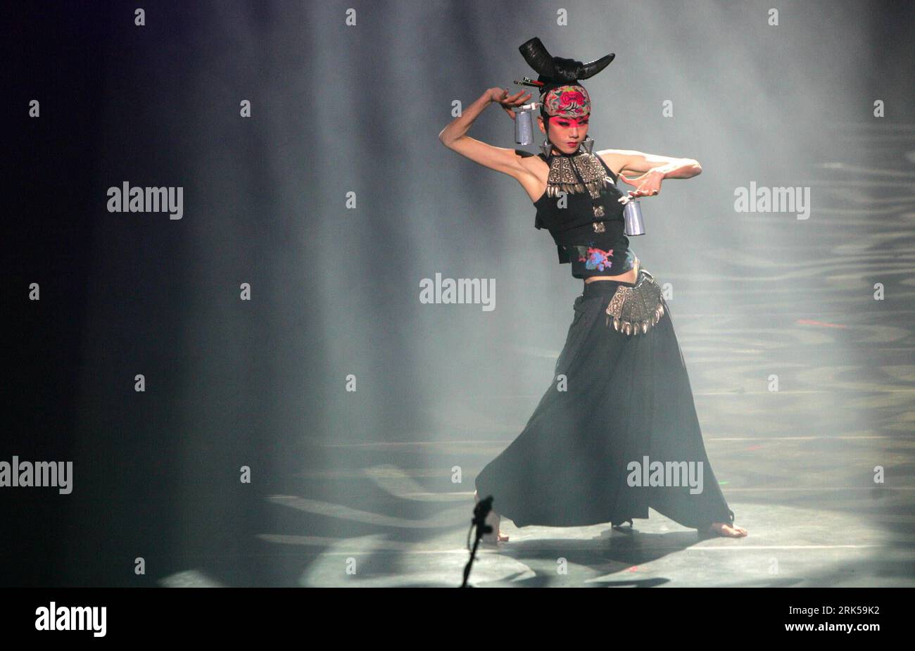 Led show people dance in hi-res stock photography and images - Alamy