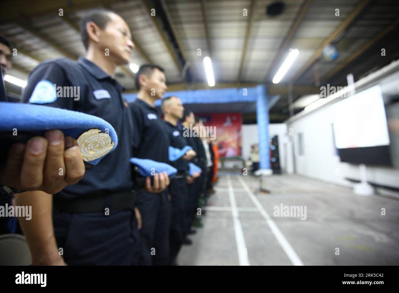 2 chinese police officers hi-res stock photography and images - Alamy