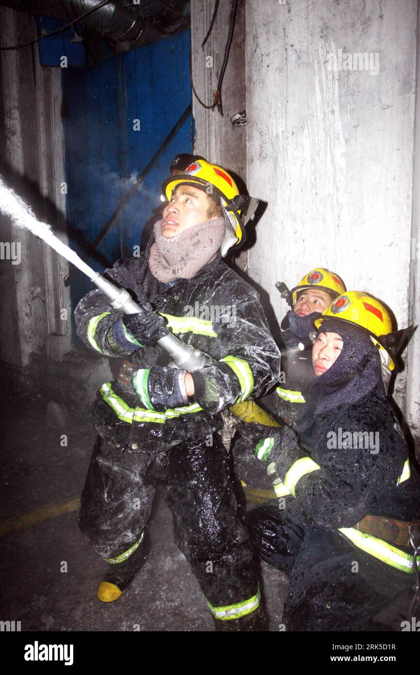 Firemen fighting a big fire hi-res stock photography and images - Alamy