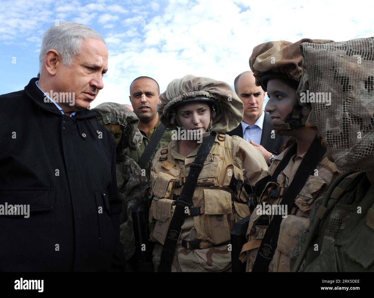 Israel people talking hi-res stock photography and images - Alamy