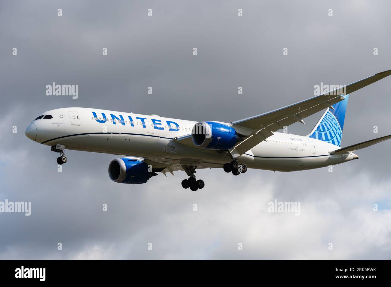 United Airlines Boeing 787-9 Dreamliner jet airliner plane N29975 on ...