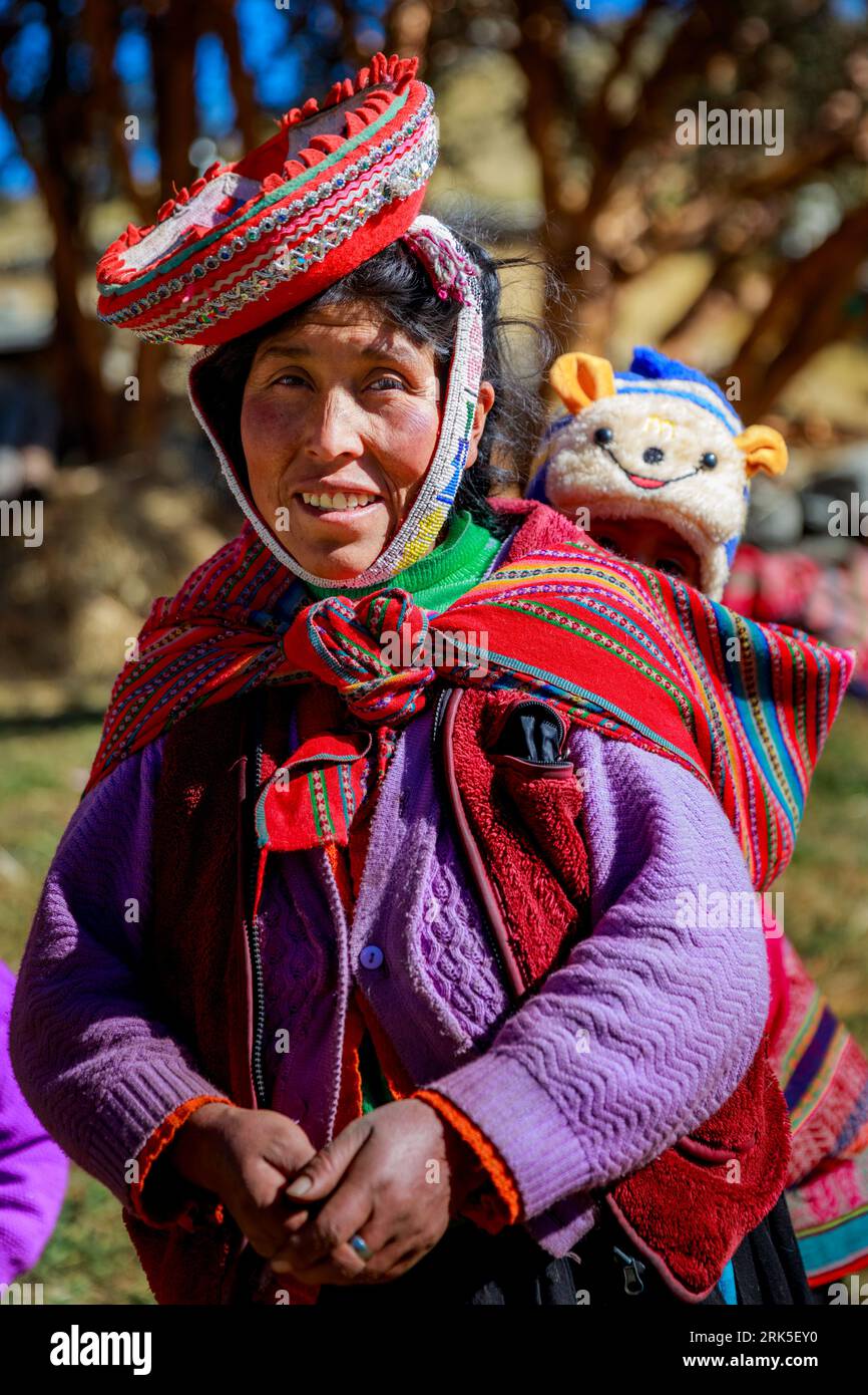 The people working, wearing traditional Peruvian dresses Stock Photo ...