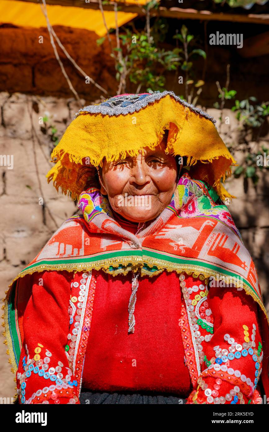 The people working, wearing traditional Peruvian dresses Stock Photo ...