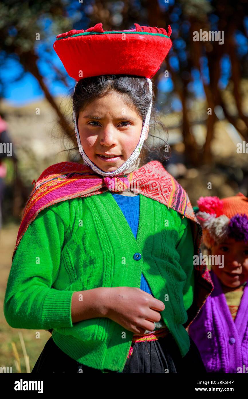 The people working, wearing traditional Peruvian dresses Stock Photo ...