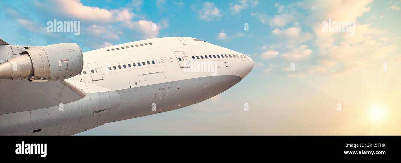 Jumbo jet flying hi-res stock photography and images - Alamy