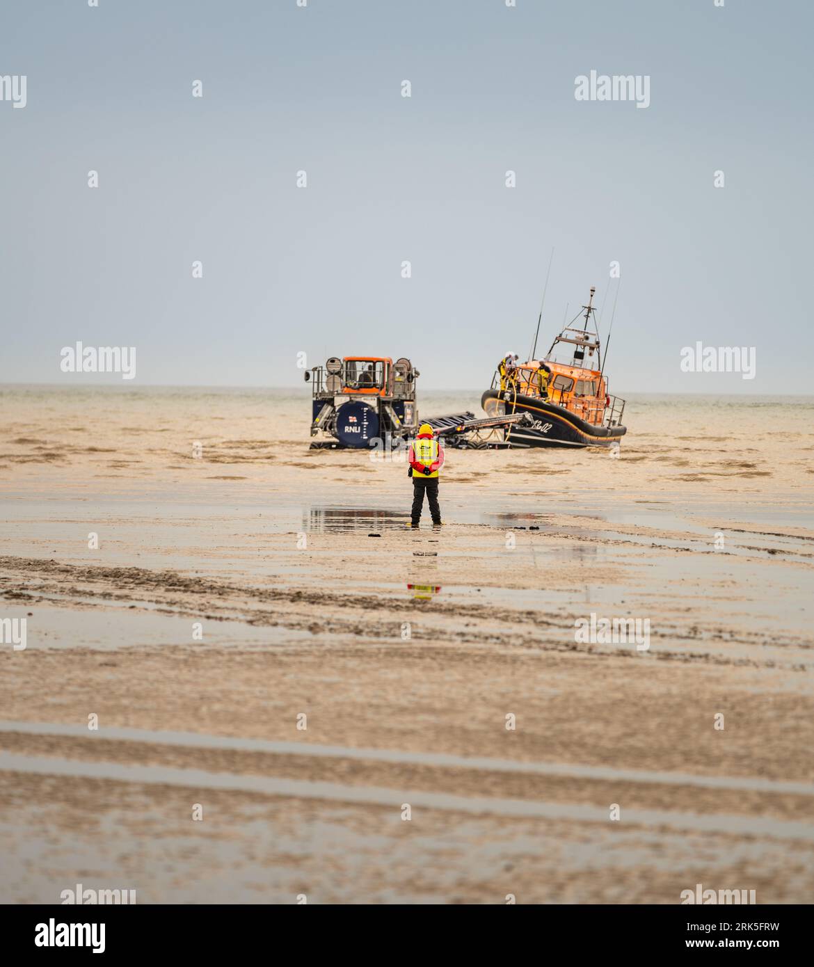 Rnli lifeboat and onshore crew hi-res stock photography and images - Alamy