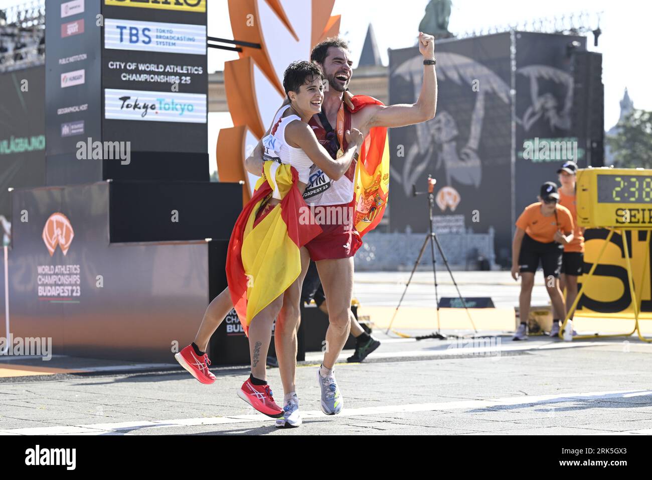 BUDAPEST 20230824Runners Álvaro Martín and Maria Pérez, Spain, at the ...