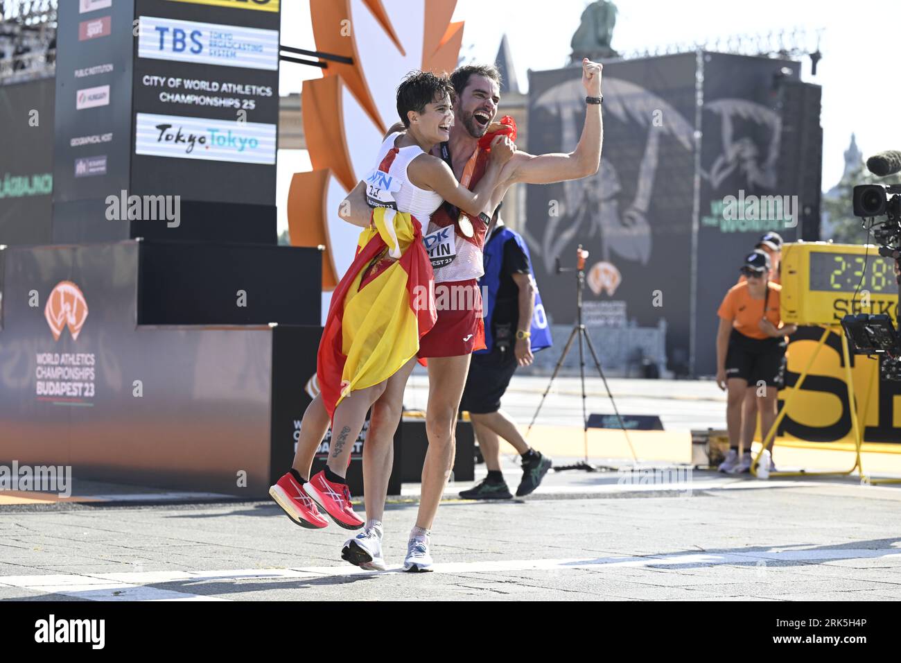BUDAPEST 20230824Runners Álvaro Martín and Maria Pérez, Spain, at the ...