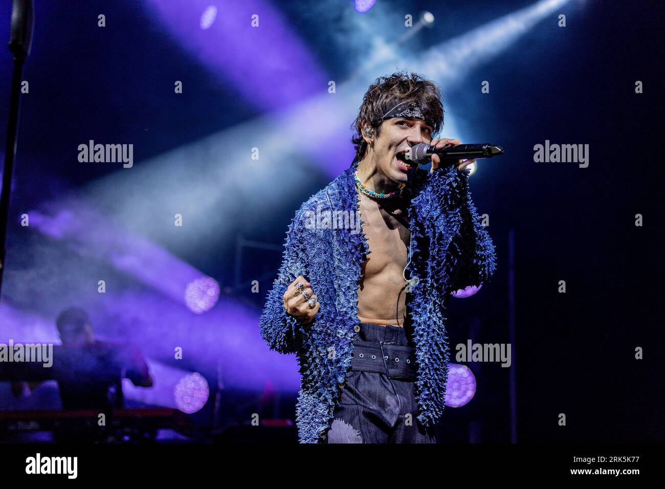 Singing crooning hi-res stock photography and images - Alamy