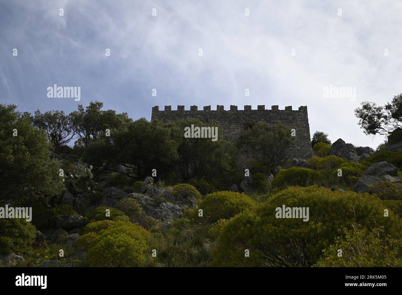 Landscape with scenic view of the ancient fortified archaeological site ...