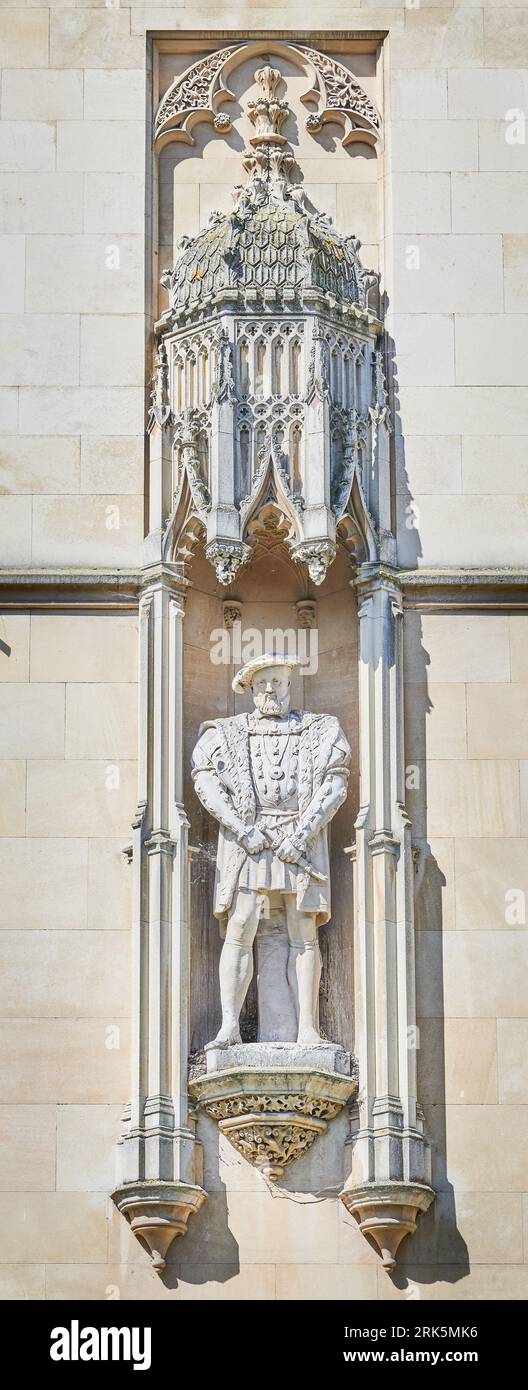 Statue of King Henry VI, benefactor, on an outside wall of King's ... Statue of King Henry VI, benefactor, on an outside wall of King's ...