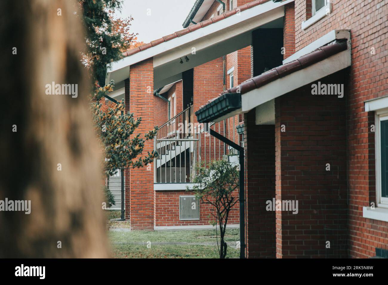 Row red brick buildings hi-res stock photography and images - Alamy