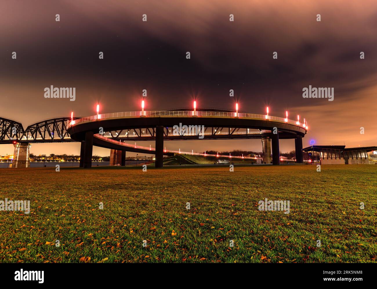 Big four bridge lights at night hi-res stock photography and images - Alamy