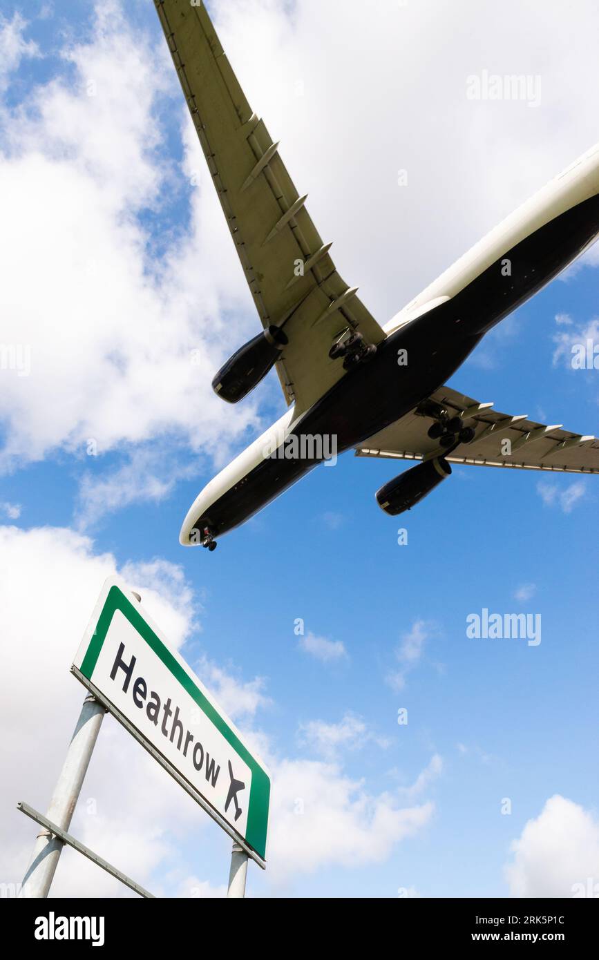 Airport road sign hi-res stock photography and images - Alamy