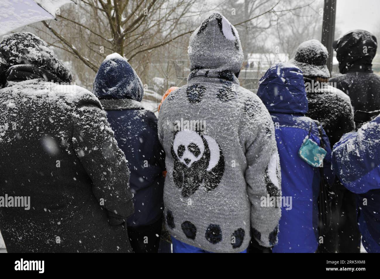 Farewell glance hi-res stock photography and images - Alamy