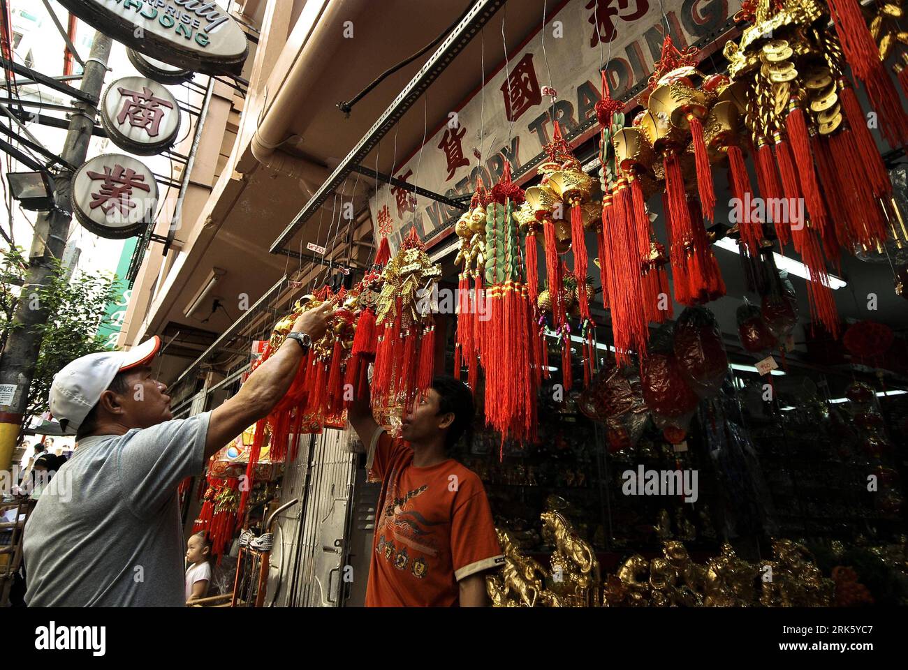 Man in streets manila philippines hi-res stock photography and images ...