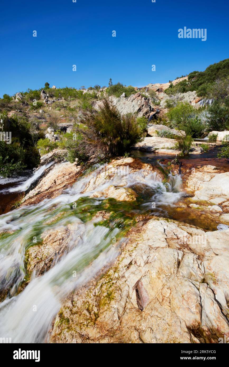 A tranquil river flows through a stunning mountain landscape. Waterval ...