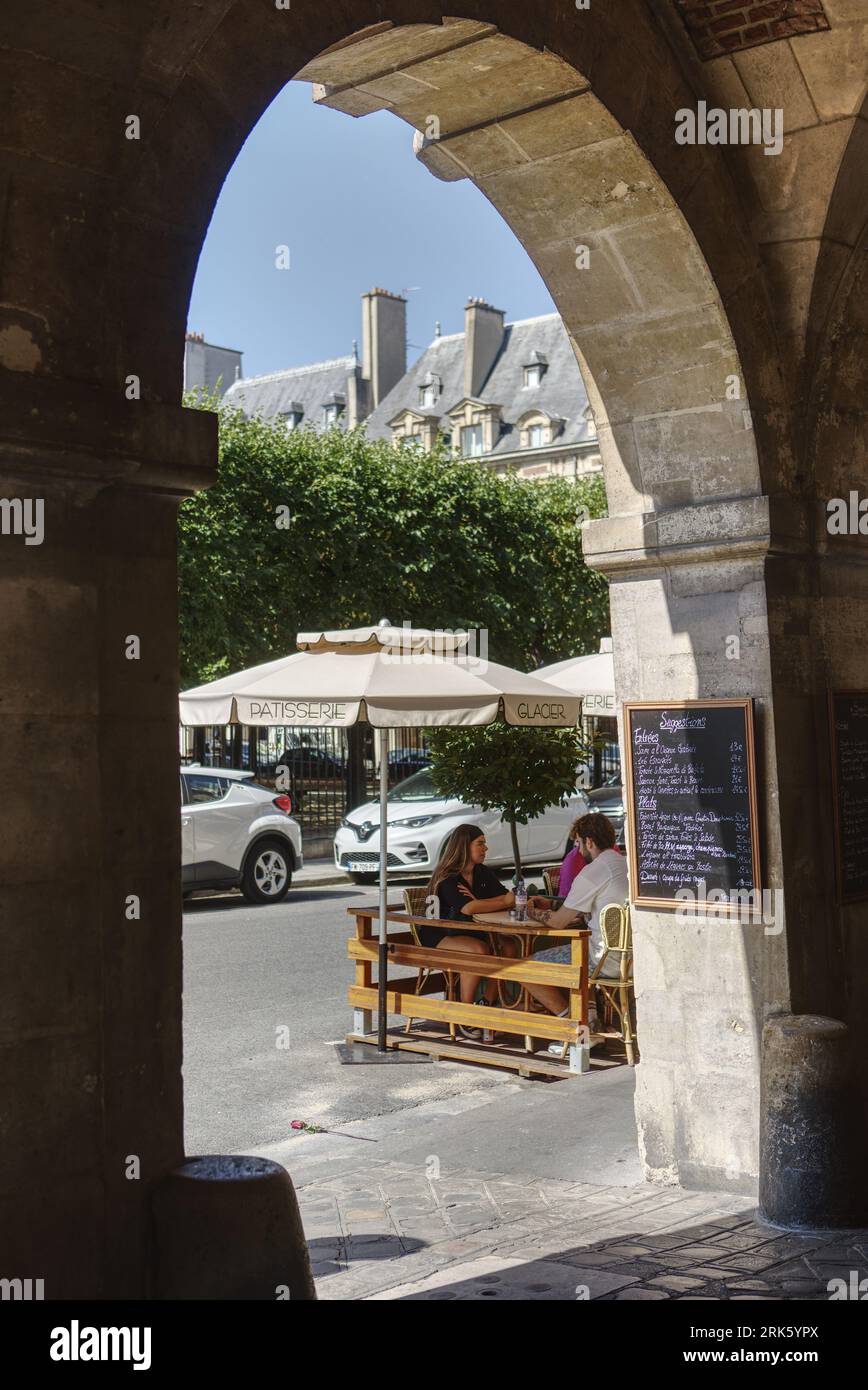 Paris, Place des Vosges Stock Photo - Alamy