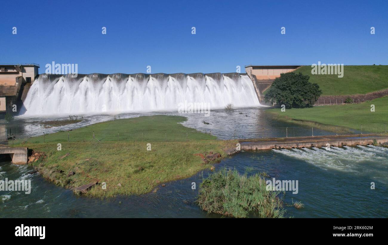 Gravity and earth filled dam hi-res stock photography and images - Alamy