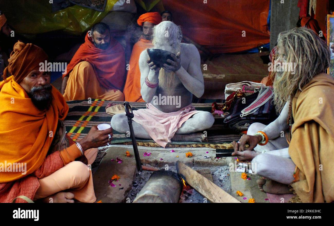 Naga sadhu bath hi-res stock photography and images - Alamy