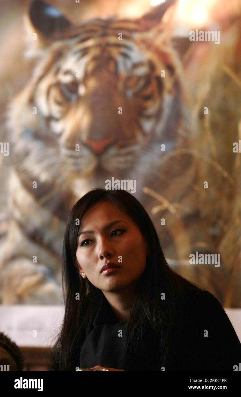 Save tigers hi-res stock photography and images - Alamy