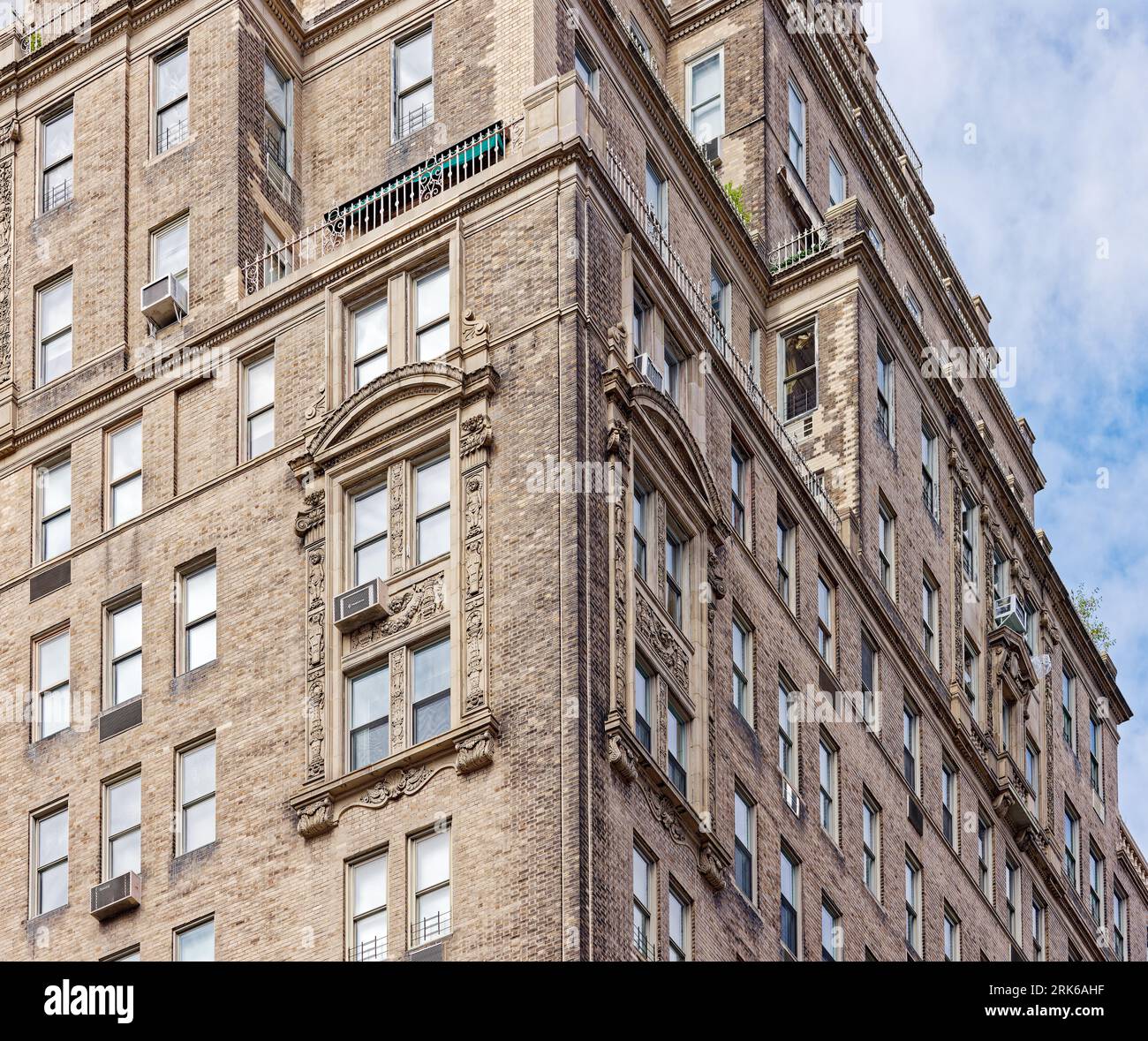 UES Historic District: Emery Roth-designed 784 Park Avenue, a richly ...