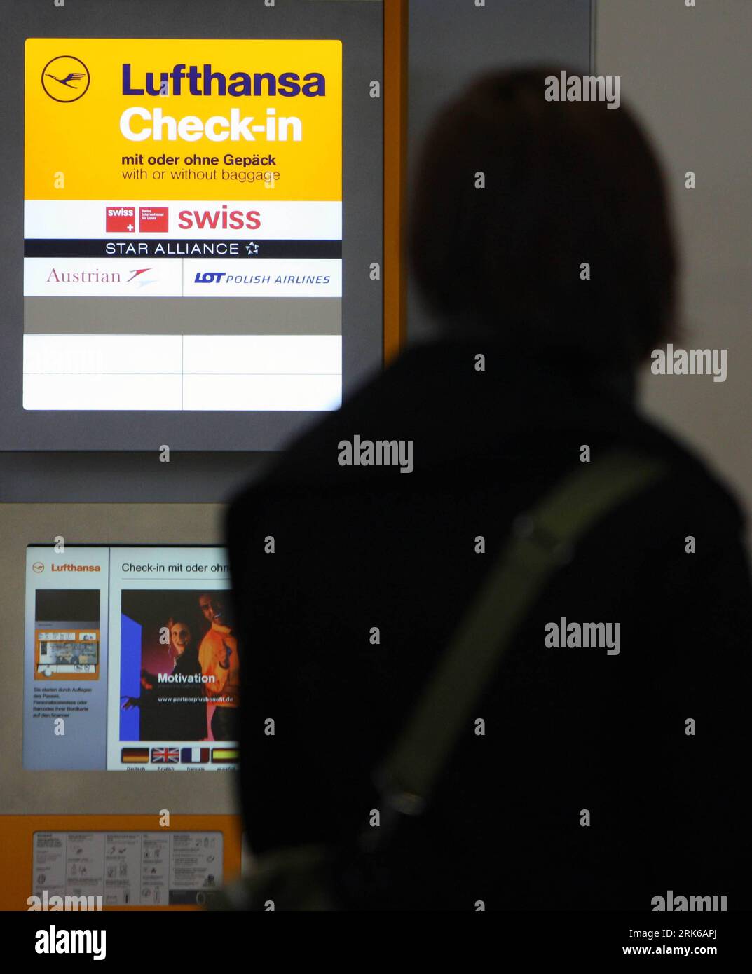 Airline ticket machine hi-res stock photography and images - Alamy