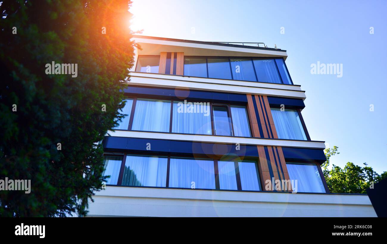 Low rise office building exterior Stock Photo - Alamy