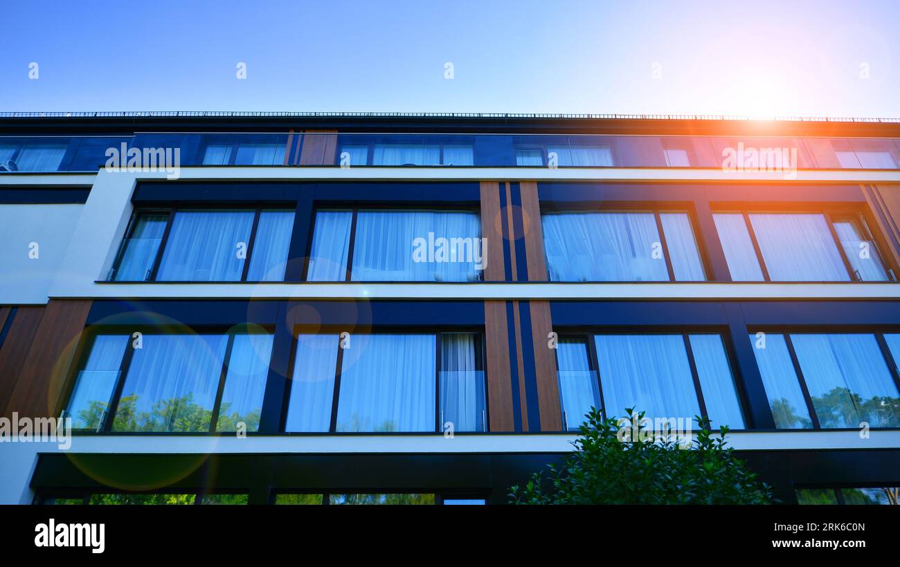 Low rise office building exterior Stock Photo - Alamy