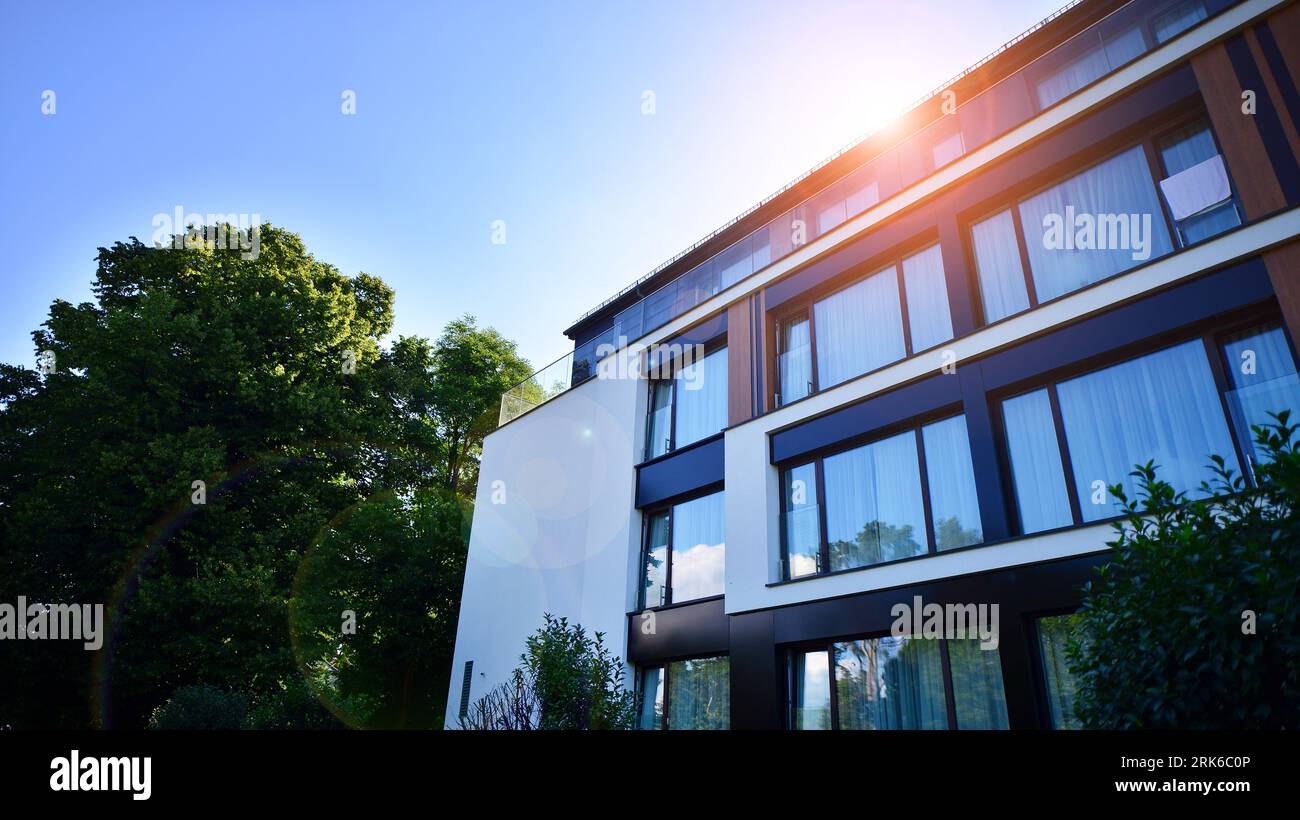 Low rise office building exterior Stock Photo - Alamy