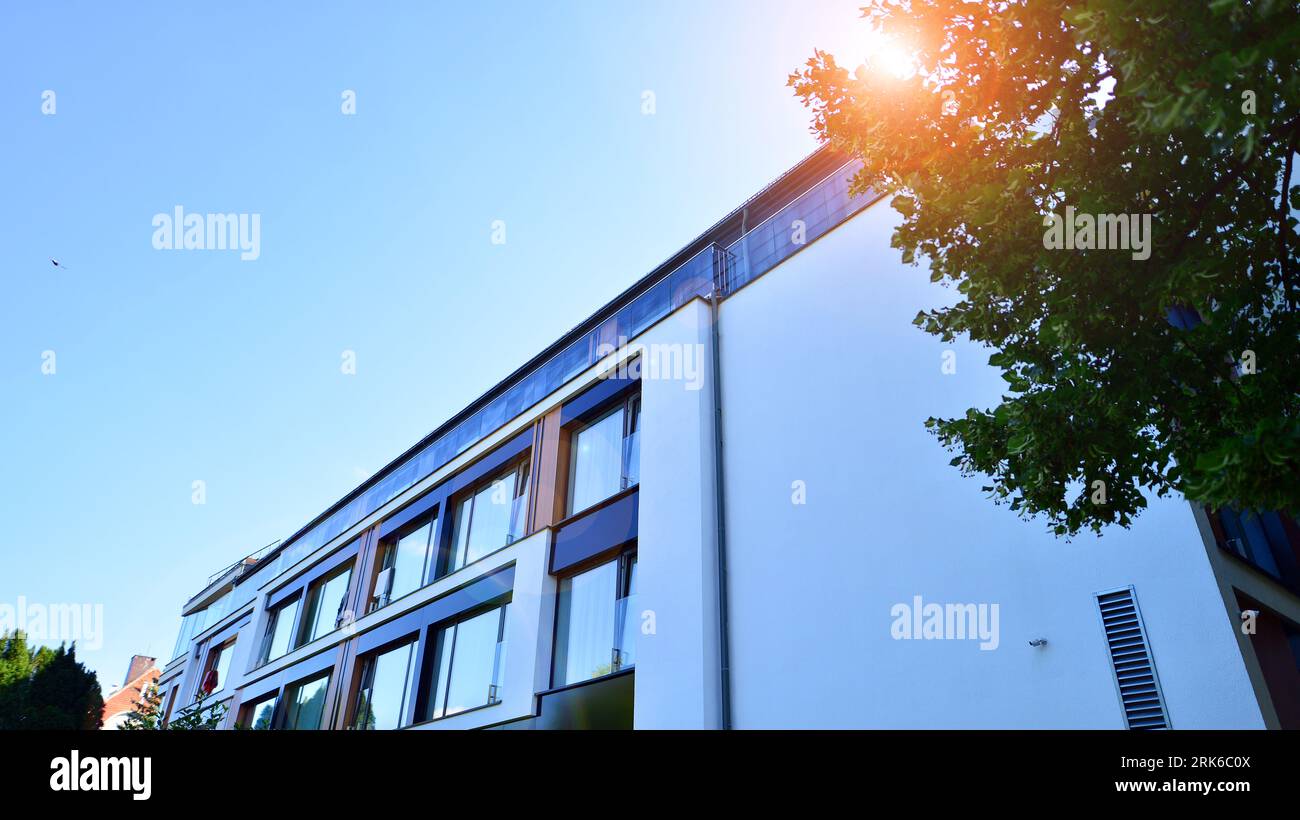 Low rise office building exterior Stock Photo - Alamy