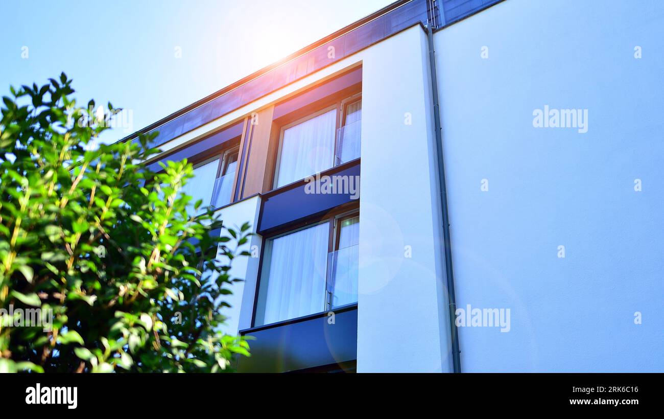 Low rise office building exterior Stock Photo - Alamy