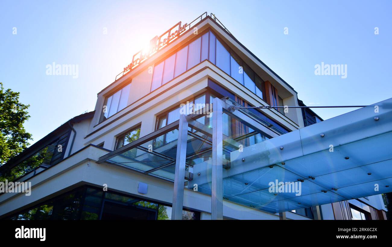 Low rise office building exterior Stock Photo - Alamy