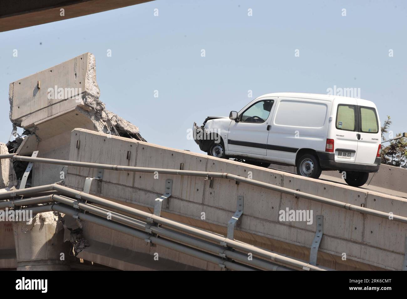 Bridge santiago chile earthquake hi-res stock photography and images ...