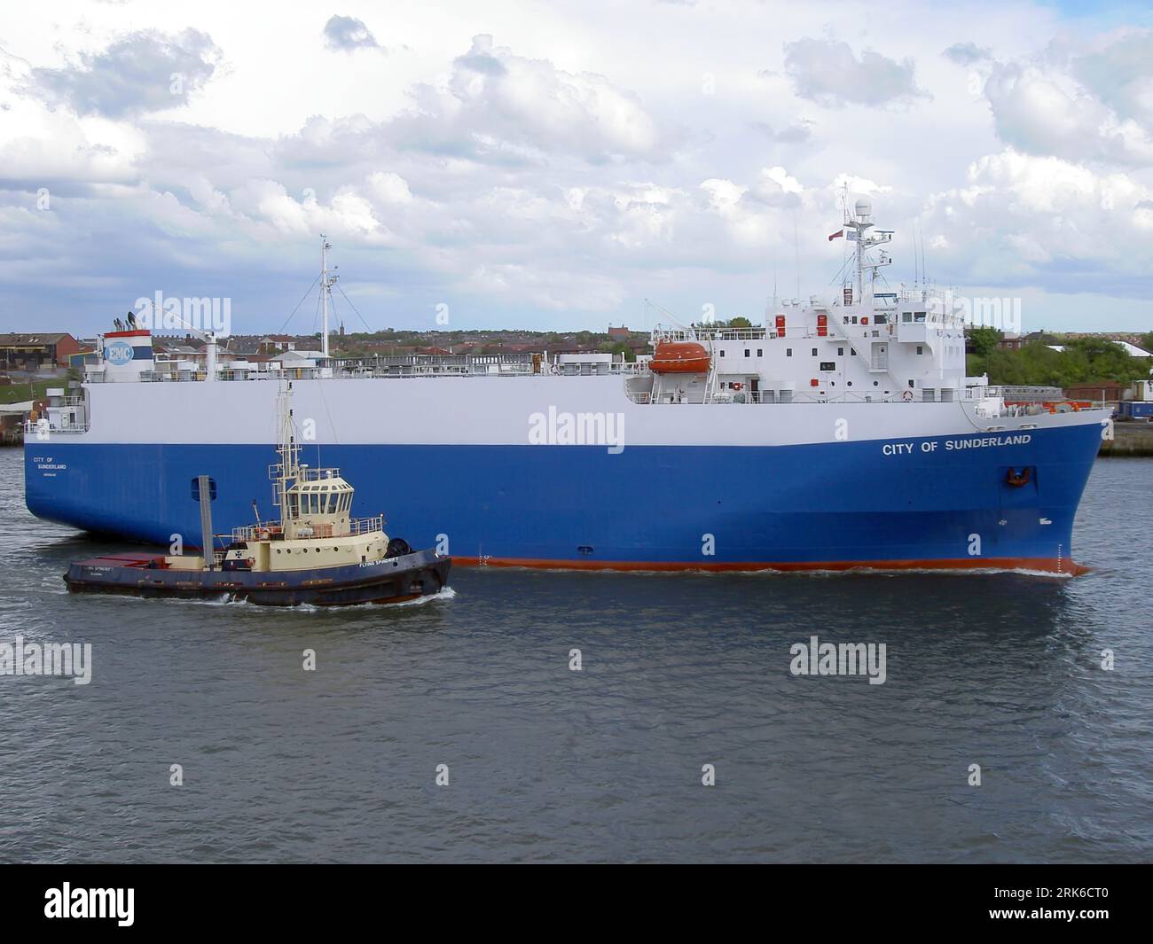 Vehicle carrier City of Sunderland bound inland with tug Flying ...