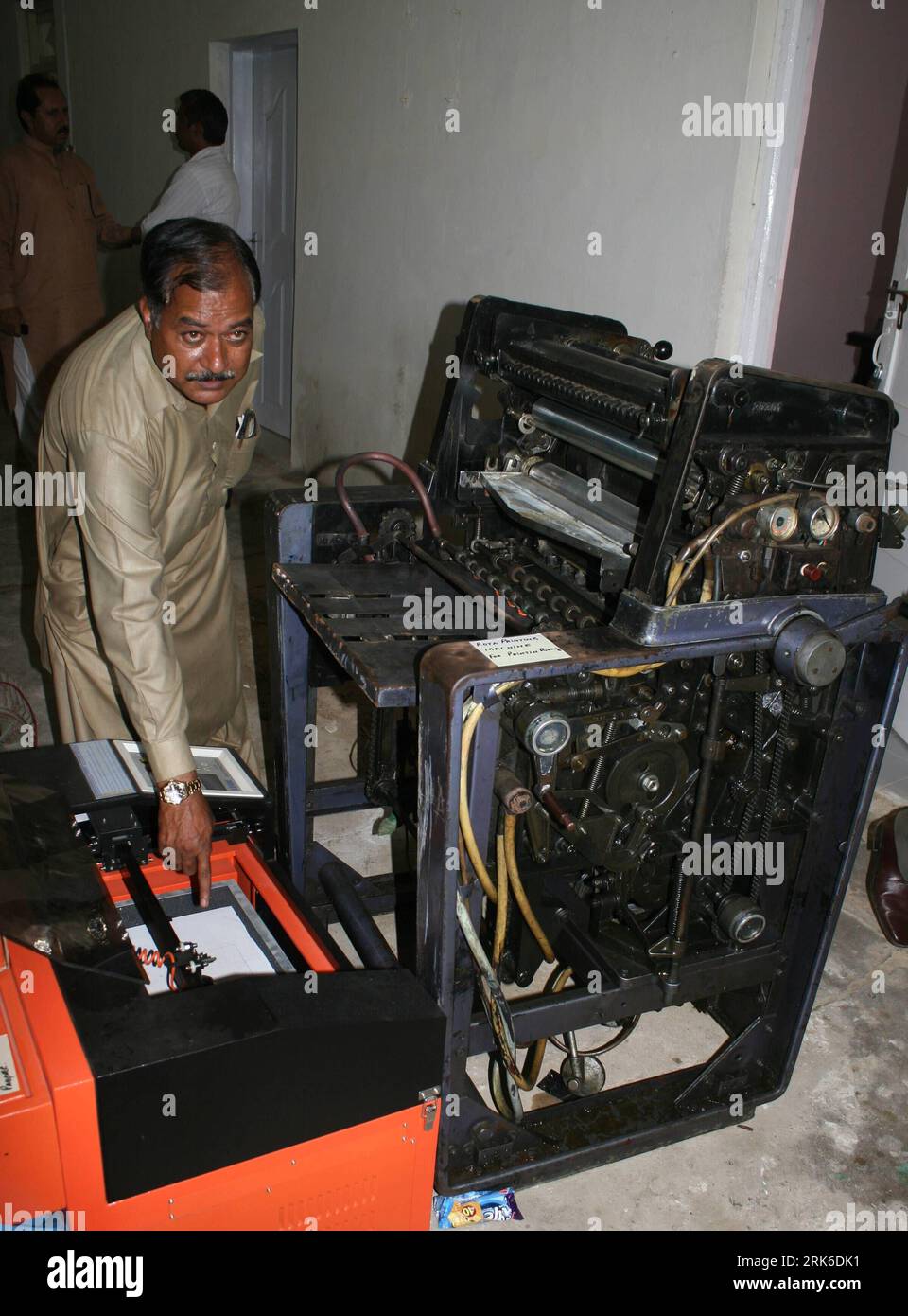 Fake money pakistan hi-res stock photography and images - Alamy