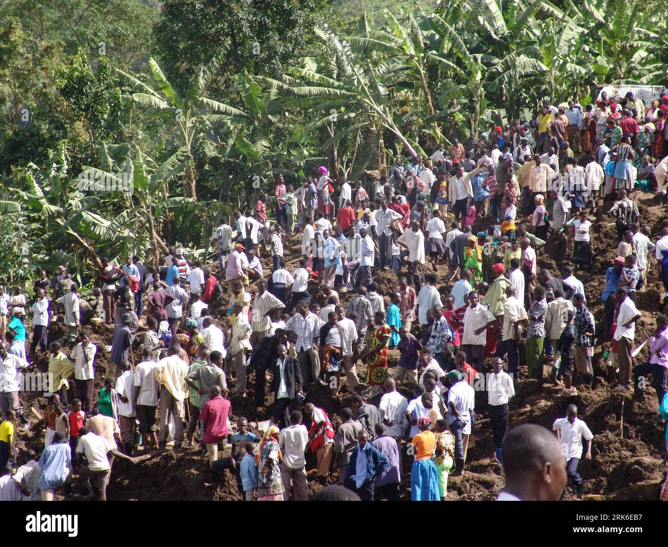 Bildnummer: 53832842 Datum: 03.03.2010 Copyright: imago/Xinhua Rescuers ...