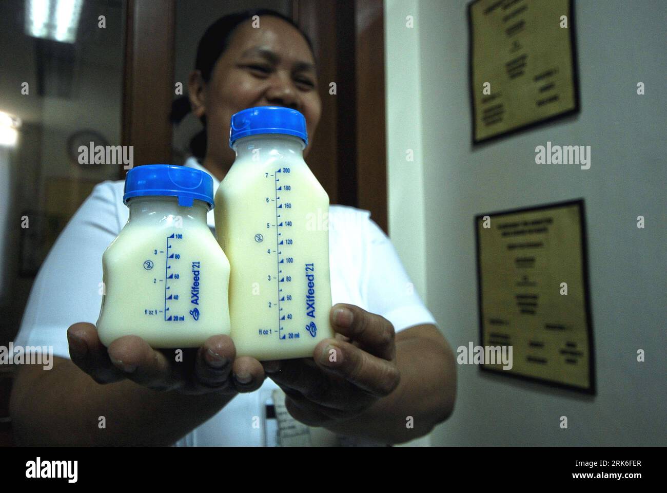Human milk hi-res stock photography and images - Alamy