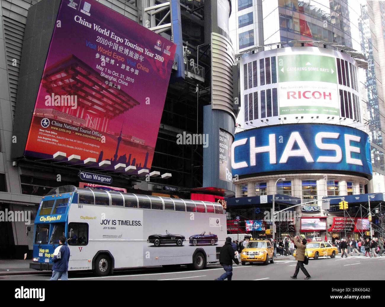 Shanghai times square hi-res stock photography and images - Alamy