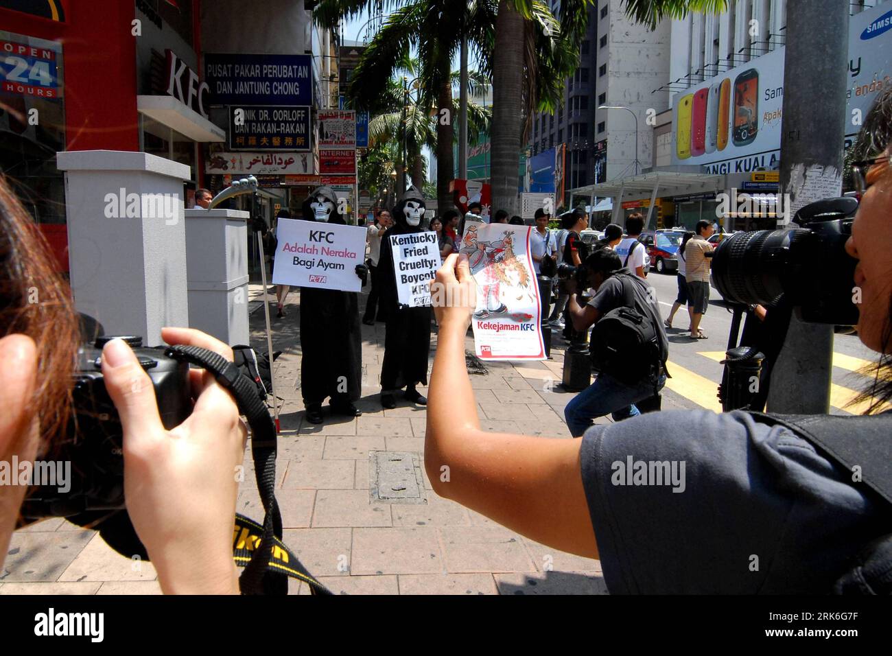 Peta kfc protest hi-res stock photography and images - Alamy