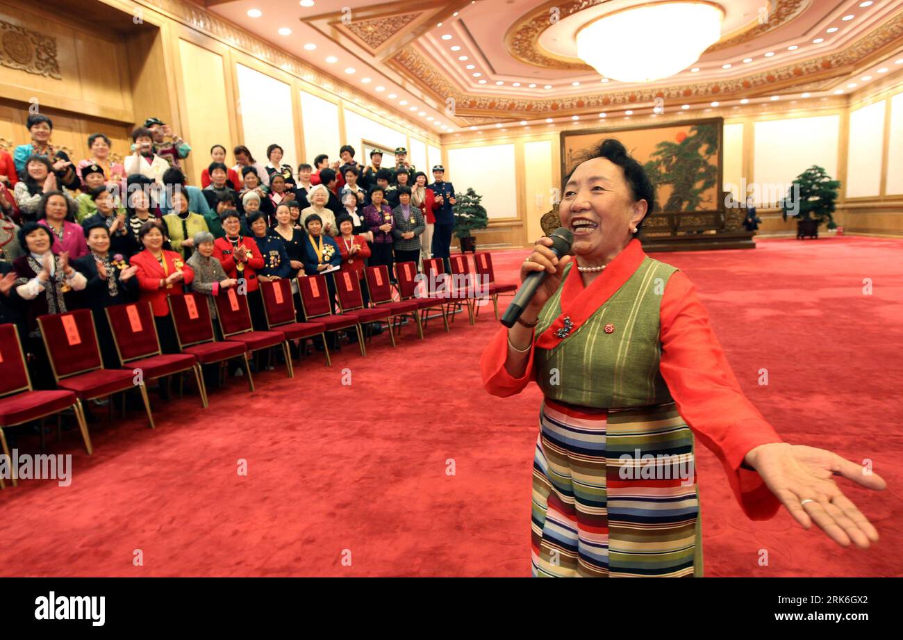 Tibetan singer hi-res stock photography and images - Alamy