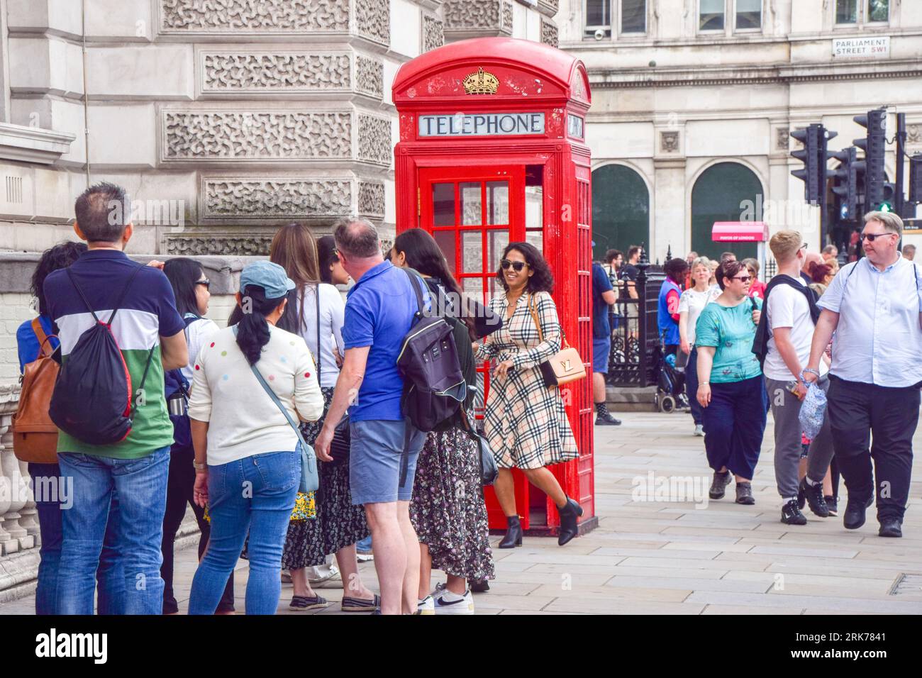 London, England, UK. 24th Aug, 2023. Tourists queue to take selfies ...